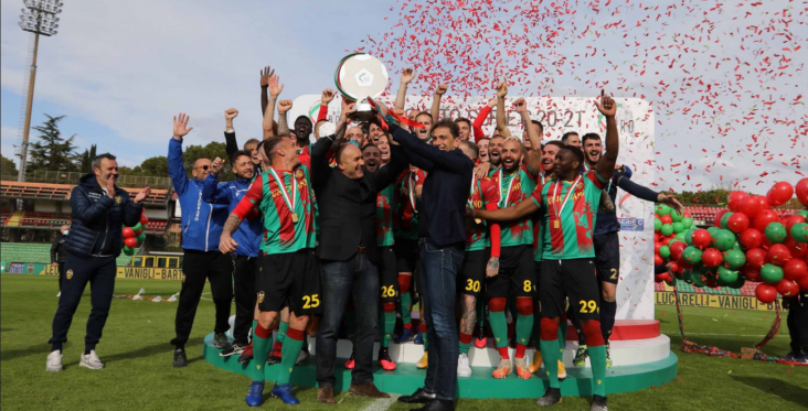 La Ternana promossa in B, la premiazione allo stadio Liberati | LEGA PRO La Ternana promossa in B, la premiazione allo stadio Liberati | LEGA PRO
